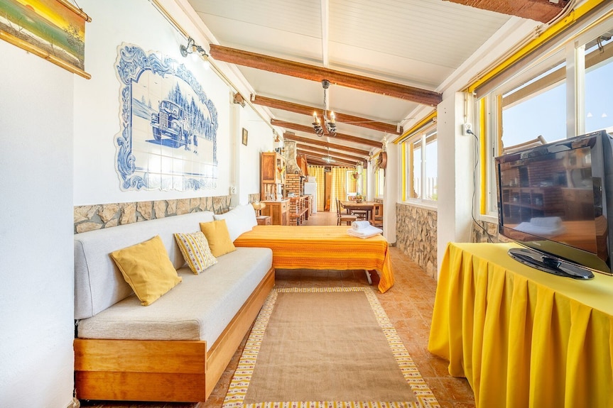 Eclectic Oasis With Poolside Charm In Arranhó - Vialonga