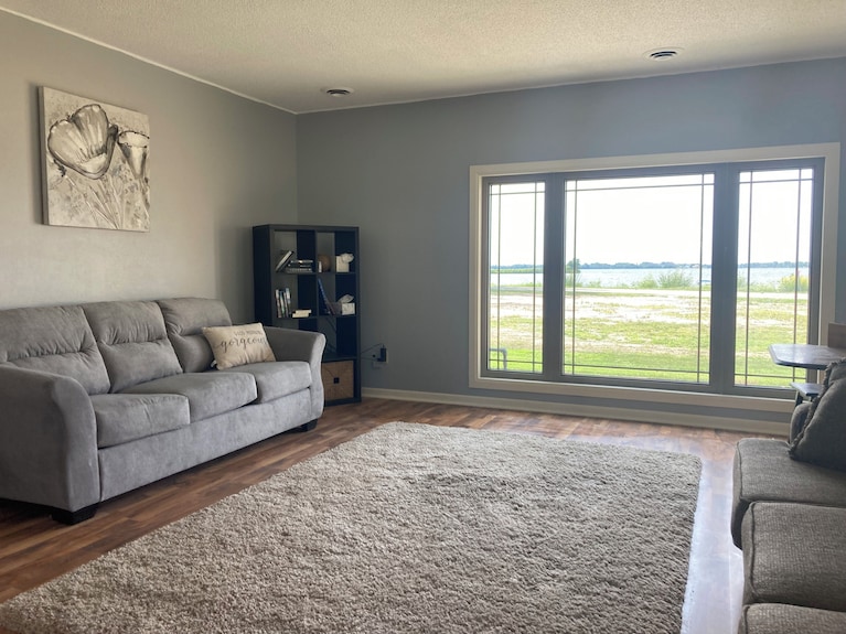 Cozy Beach Cottage. Great Lake Views. Lake Access! Sleeps 6 Efficiently. - Iowa