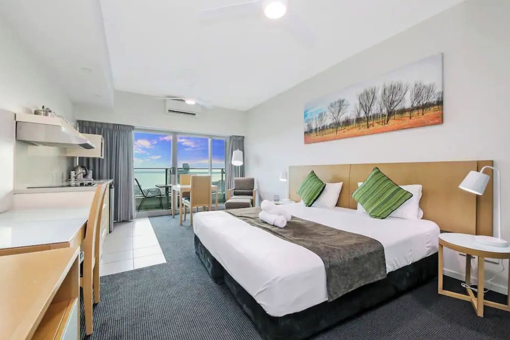 18th In The Clouds Cbd Resort Living With Pool - Darwin