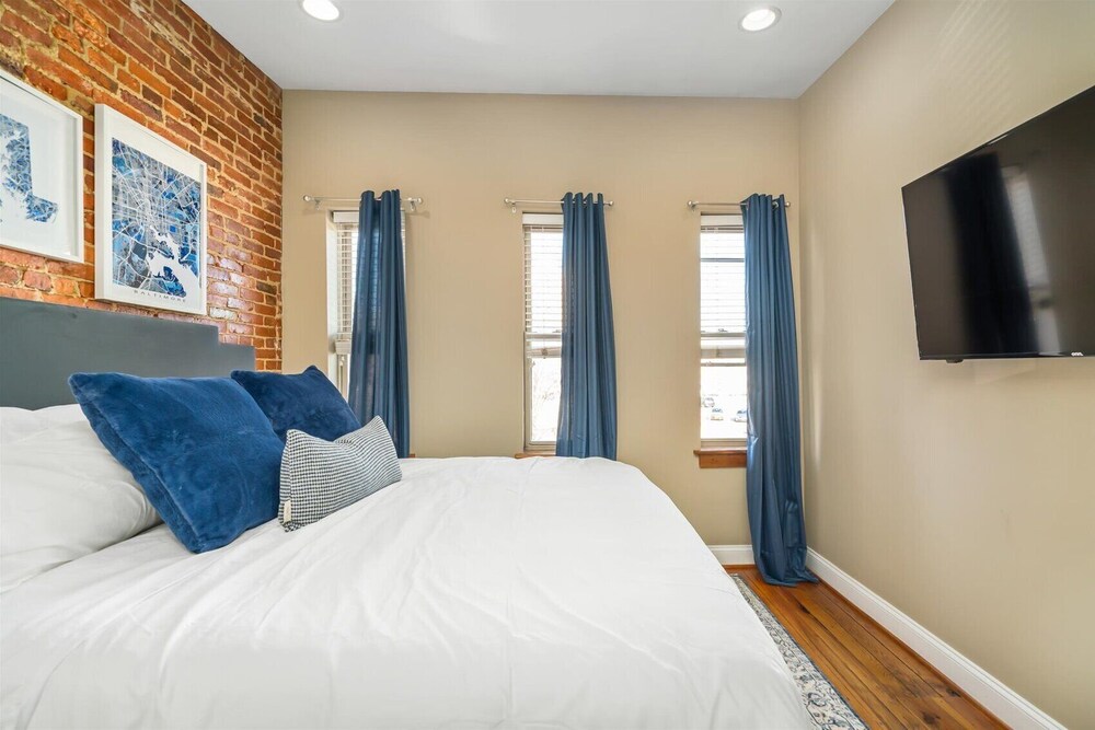 Charming Baltimore Townhome W/ Scenic Views - Baltimore, MD