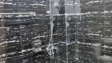 Quarto premium | Banheiro | Chuveiro, bidê, toalhas de banho, sabonete