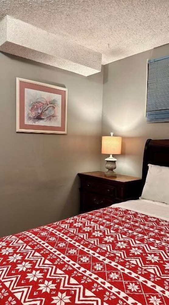 Sunny Brick Home With Big Sunroom 4br, 3ba - Nebraska