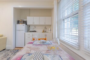 Apartamento Clássico | Cozinha privada | Um frigorífico/congelador grande, um micro-ondas, uma placa de cozinha 