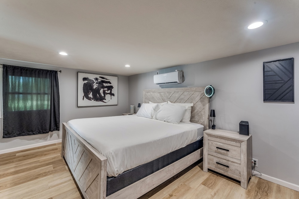 "Stylish Oasis: Modern Comfort! - Kansas (State)