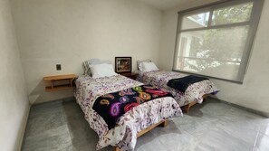 Quarto Duplo ou Twin Standard | Com mobília individualizada, secretária 