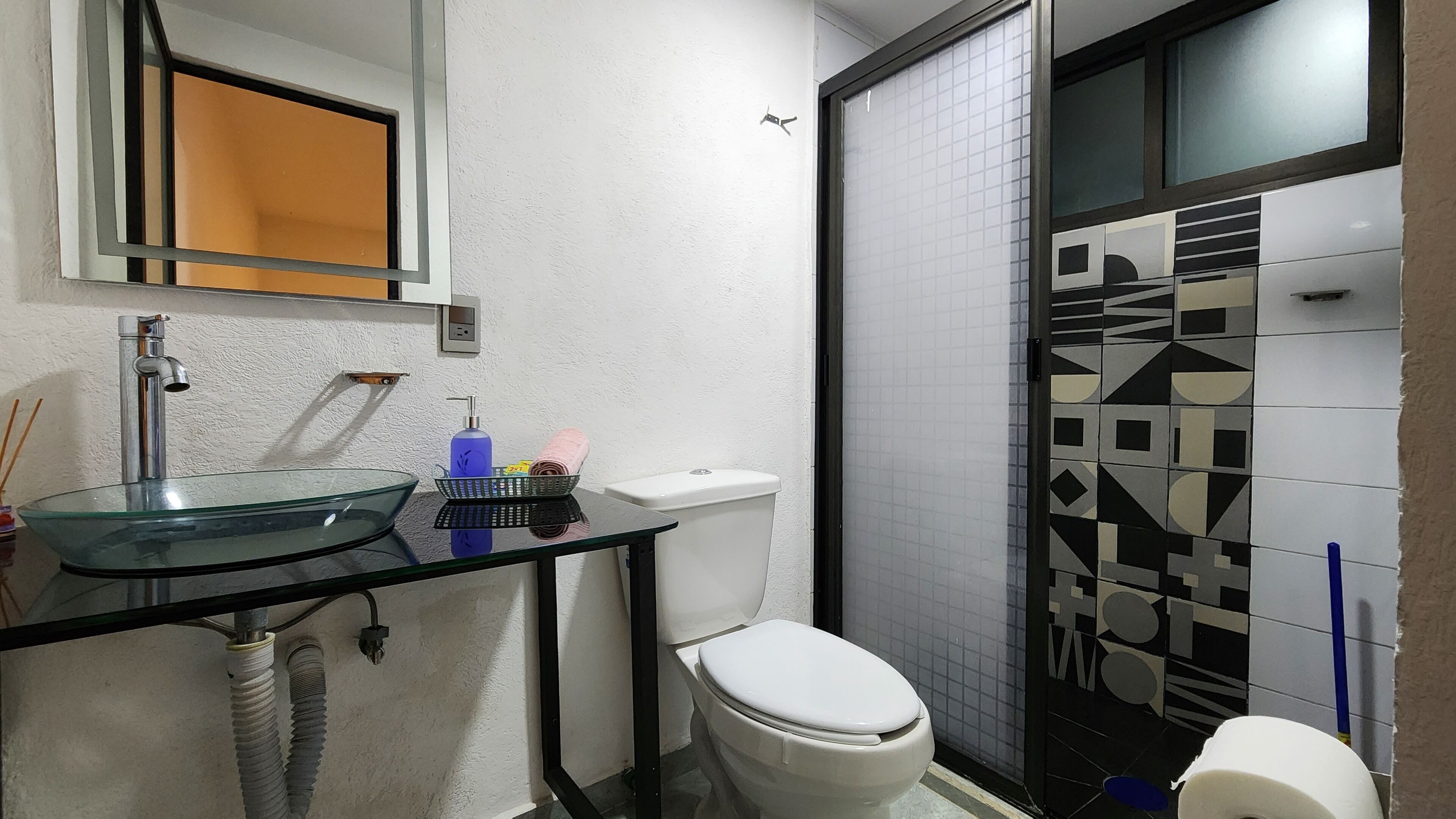 Quarto Triplo Superior | Casa de banho | Um polibã, um chuveiro fixo, toalhas fornecidas 