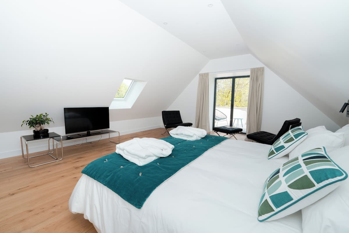 Quarto casal superluxo, vista para a montanha | Cofres nos quartos, individualmente decorados, escrivaninha