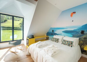 Quarto júnior, vista para a montanha | Cofres nos quartos, individualmente decorados, escrivaninha