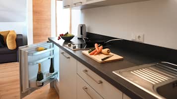 Estúdio conforto, 1 cama Queen e sofá-cama, para não fumantes, cozinha | Cozinha privada | Geladeira, cooktop, moedor de café