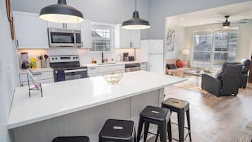 Casa (3 Bedrooms) | Cozinha privada | Um micro-ondas, um forno