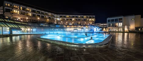 4 piscinas interiores, 5 piscinas exteriores, guarda-sóis