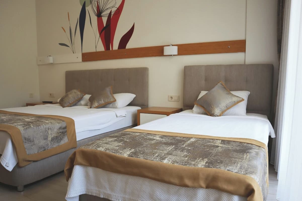Quarto Triplo Comfort | Roupa hipoalergénica, minibar, secretária