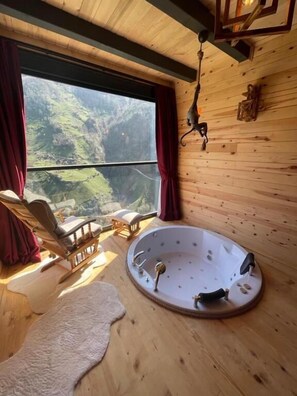 Suite Presidencial, vários quartos, sauna, vista para o rio | Roupa de alta qualidade, minibar, secretária, quartos insonorizados 