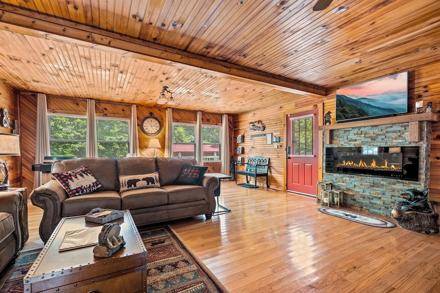 Romantic Hot Tub Cabin | Secluded - Cosby, TN