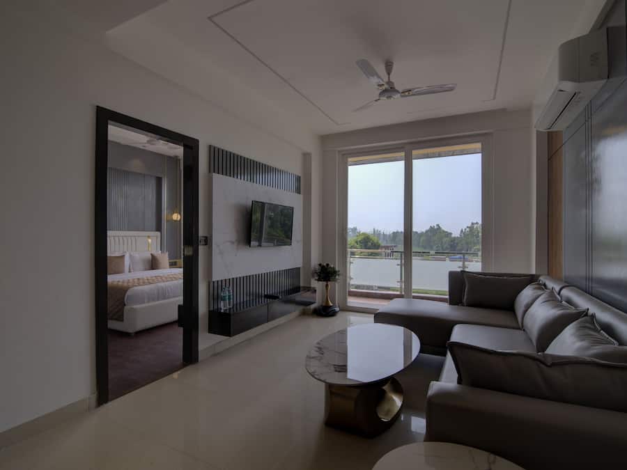 Suite Room with bathtub | Área de estar | TV LED 32 polegadas com canais a cabo