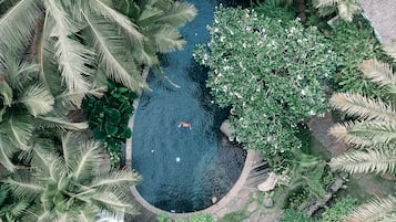 Piscina externa, guarda-sóis, espreguiçadeiras