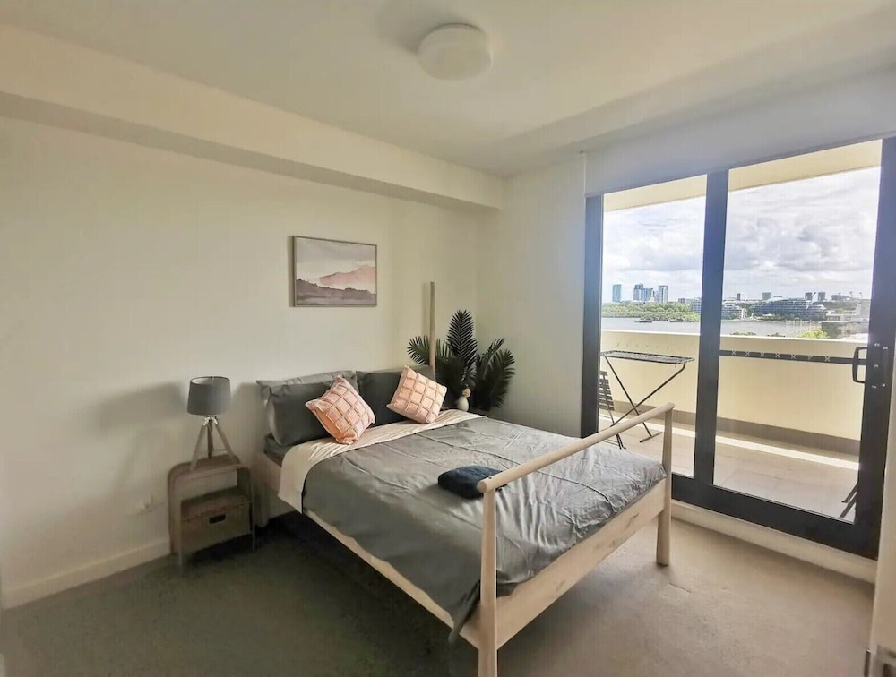 Unbeatable Water View Hidden Gem Apartment - Parramatta