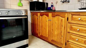 Apartamento | Cozinha privada | Geladeira grande, micro-ondas, fogão, chaleira elétrica