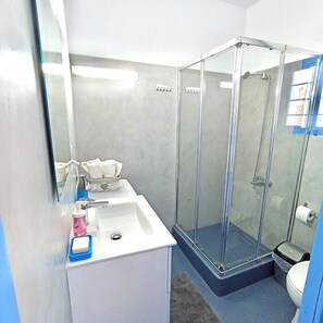 Apartamento | Casa de banho | Um secador de cabelo, toalhas fornecidas 