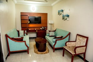 Suíte exclusiva | Área de estar | TV LCD 43 polegadas com canais via satélite