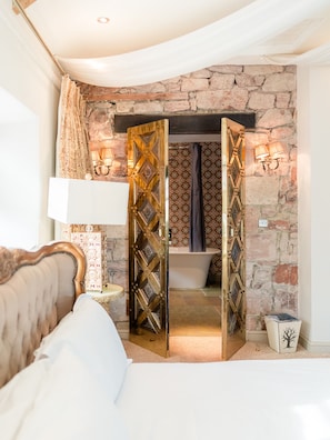 Quarto Duplo Deluxe | Cofre no quarto, com decoração personalizada, secretária 