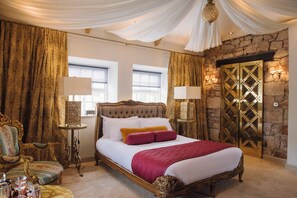 Quarto Duplo Deluxe | Cofre no quarto, com decoração personalizada, secretária