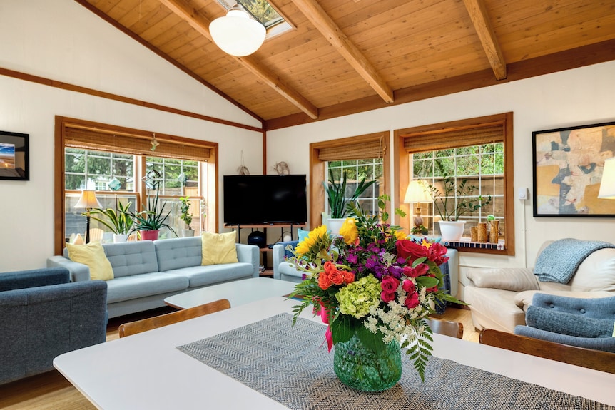 Hot Tub, Sauna, Fenced Yard, Dogs Ok, 2 Blks To Beach- Secret Garden Mca#1504 - Manzanita, OR