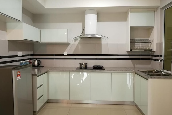 Um frigorífico, um micro-ondas, uma placa de cozinha