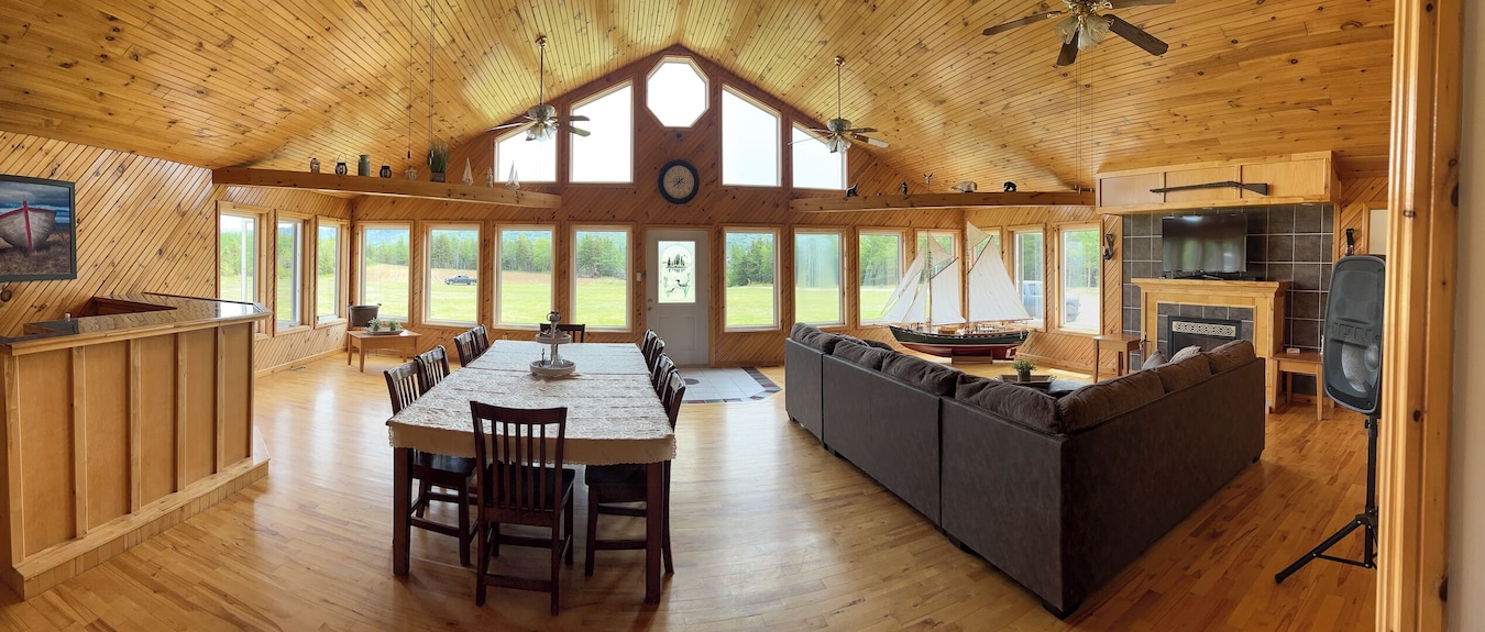 Sunny Acre Lodge With Hot Tub! 3 Bedroom - Newfoundland and Labrador