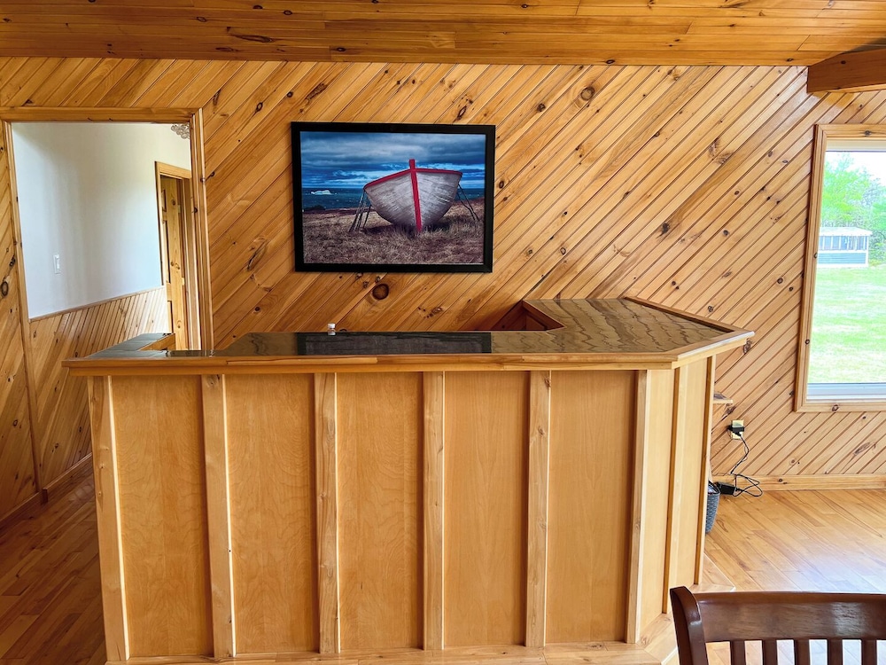 Sunny Acre Lodge With Hot Tub! 3 Bedroom - Newfoundland and Labrador