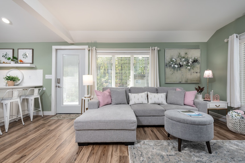 Relax & Unwind At Anna's Place! Stylish Interior, Gardens + A Beautiful Patio. - Michigan