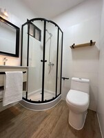 Quarto Duplo Económico | Casa de banho | Um polibã, um secador de cabelo (mediante pedido), toalhas fornecidas 