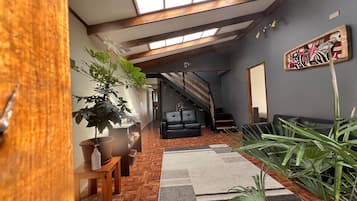 Apartamento Exclusivo | Sala de estar | Televisor de ecrã plano de 42 polegadas com canais por cabo, televisor