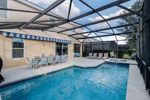 Piscina exterior, espreguiçadeiras 