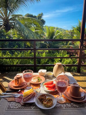 Café da manhã com pratos da culinária local grátis todos os dias