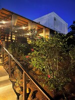 Fachada do alojamento (tarde/noite)