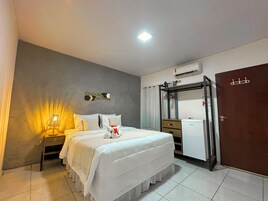 Quarto Standard | Minibar, roupa de cama fornecida 