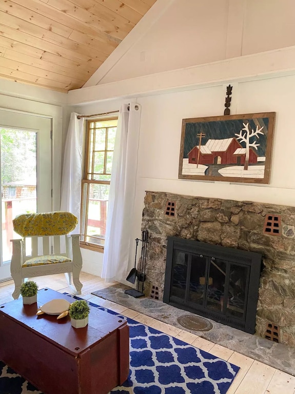 Northern Retreat, 3br Rustic Cabin: Lakeview, Private Beach & Dock, Pet Friendly - Algonquin Provincial Park