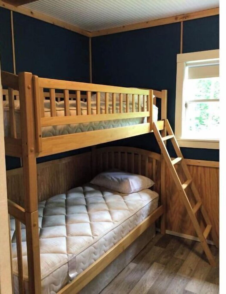 Lakefront Cottage on beautiful Miles Pond w/dock. - Concord | Vrbo