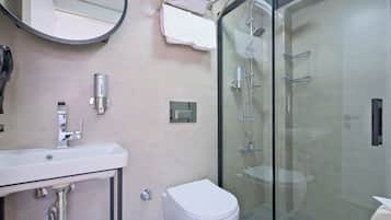 Suíte estúdio superior, 1 cama King e sofá-cama, sacada, vista para a montanha | Banheiro | Chuveiro, secador de cabelo, chinelos, toalhas de banho