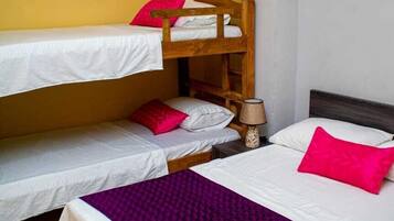 Quarto Quádruplo Premium | Wi-fi grátis, roupa de cama fornecida