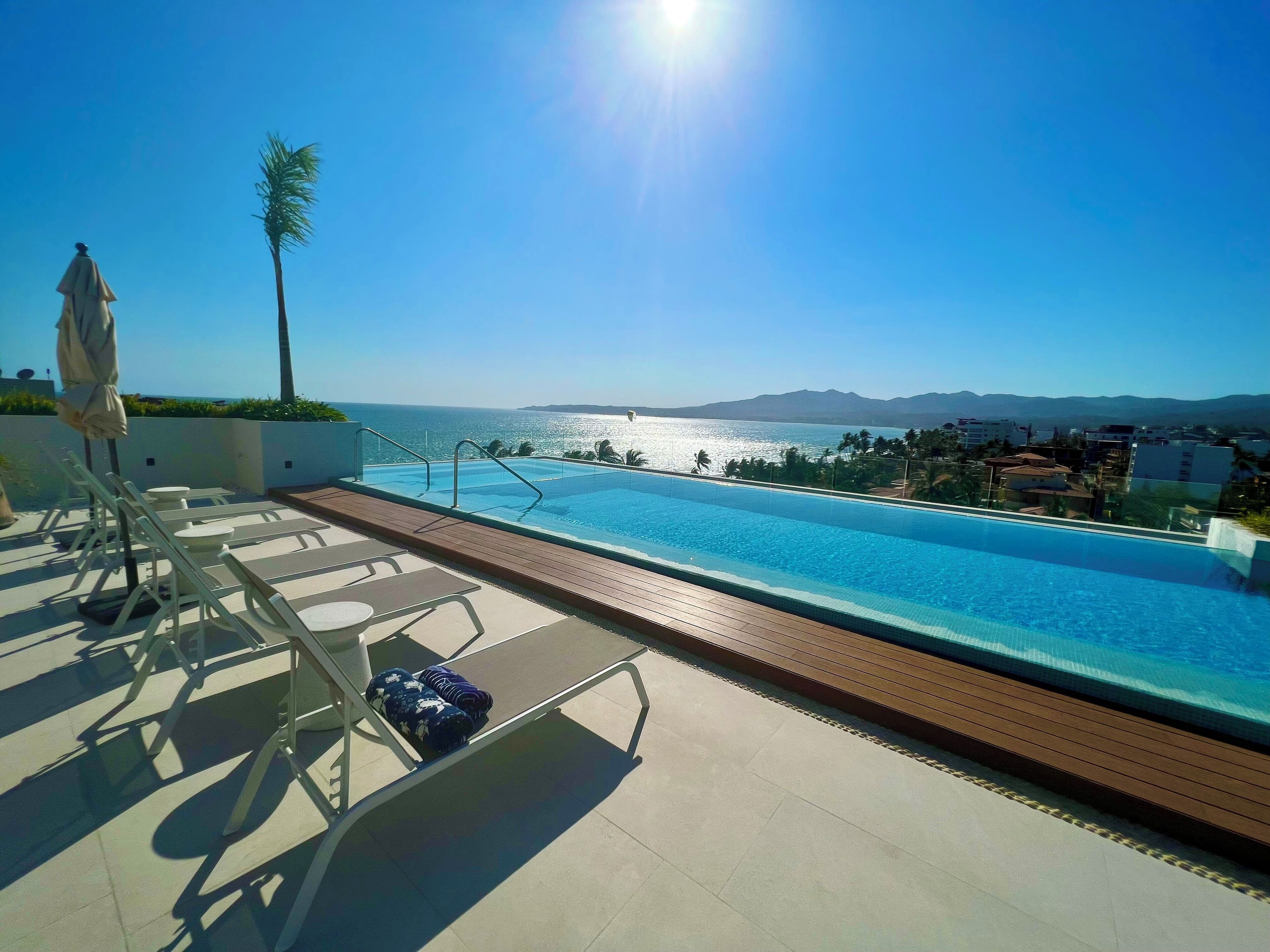 PAVILION 2BR, Rooftop Infinity Pool & Jacuzzi with AMAZING views of the ...