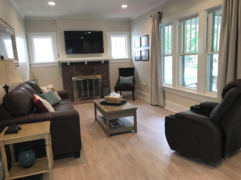 Pet Friendly Remodeled Bungalow Home Just Two Blocks From Washington Park. - Springfield, IL