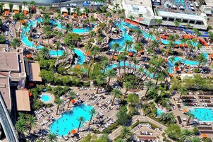 2 piscinas interiores, 4 piscinas exteriores, toldos (sobretaxa) 