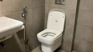 Um polibã, um chuveiro fixo, toalhas fornecidas, sabão