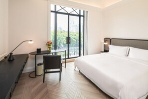 Estúdio superior, 1 cama King, geladeira e micro-ondas, vista para a cidade | Roupas de cama antialérgicas, edredons de pluma