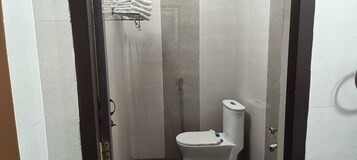 Um polibã, um chuveiro fixo, artigos de higiene pessoal grátis, sabão 