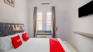 Quarto Duplo Standard | Secretária, secretária adequada para computadores portáteis