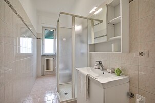 Apartamento Familiar, vários quartos (Casa Ojala' in the center of) | Casa de banho | Um polibã, um secador de cabelo, um bidé, toalhas fornecidas 