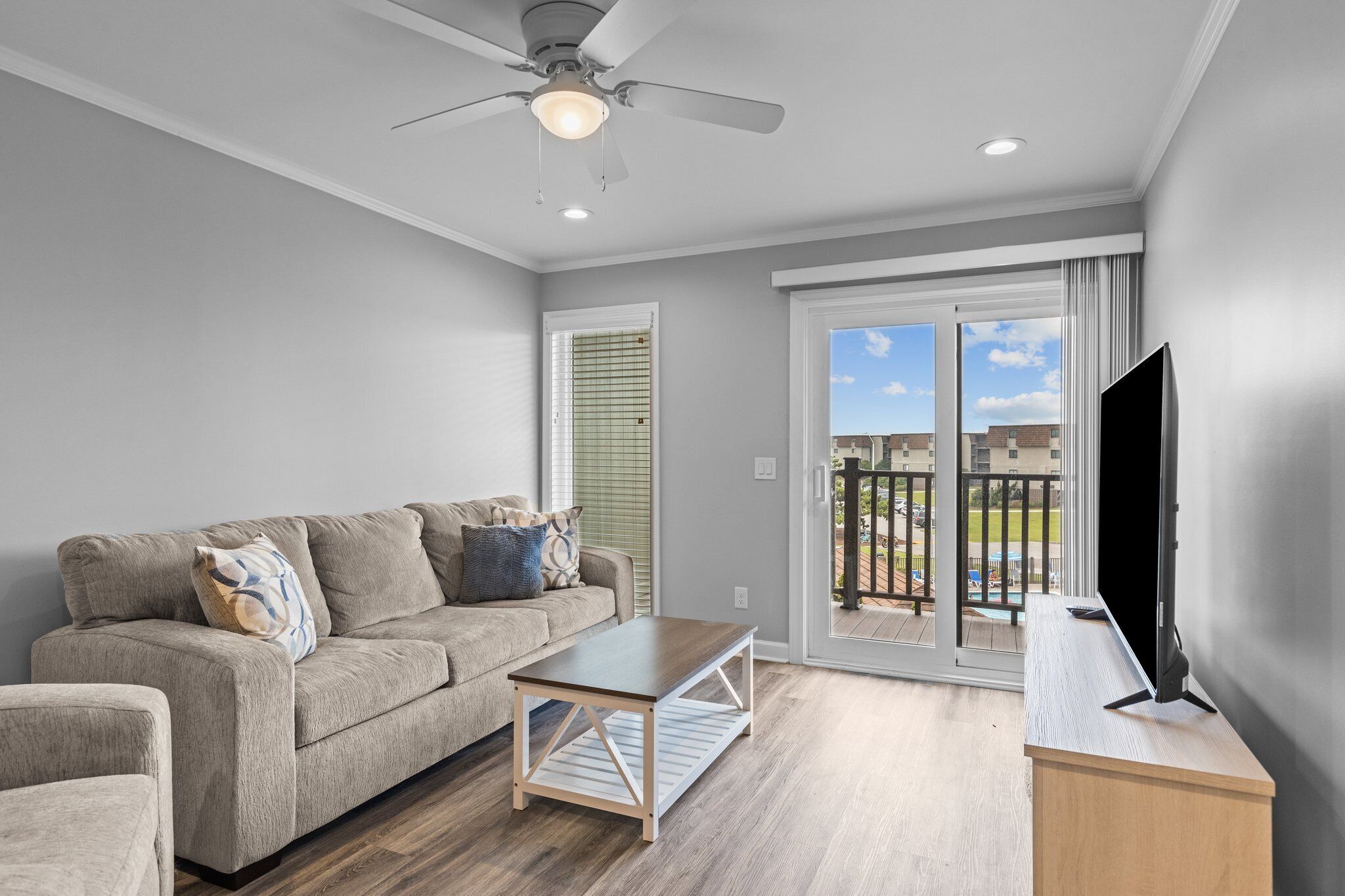 Gorgeous Condo Over Looking Out Door Pool! - Morehead City, NC